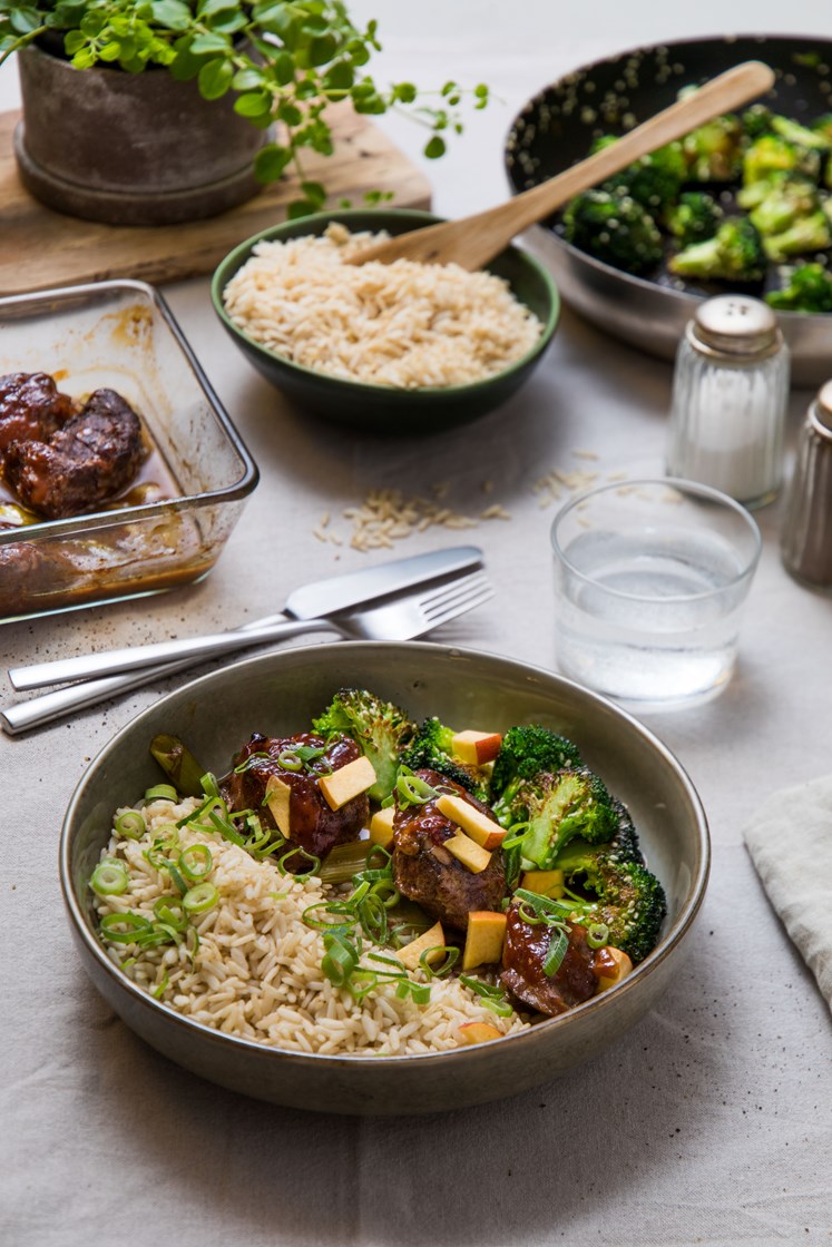 Hoisinglaserte svinekjaker med fullkornsris og sesamristet brokkoli ...