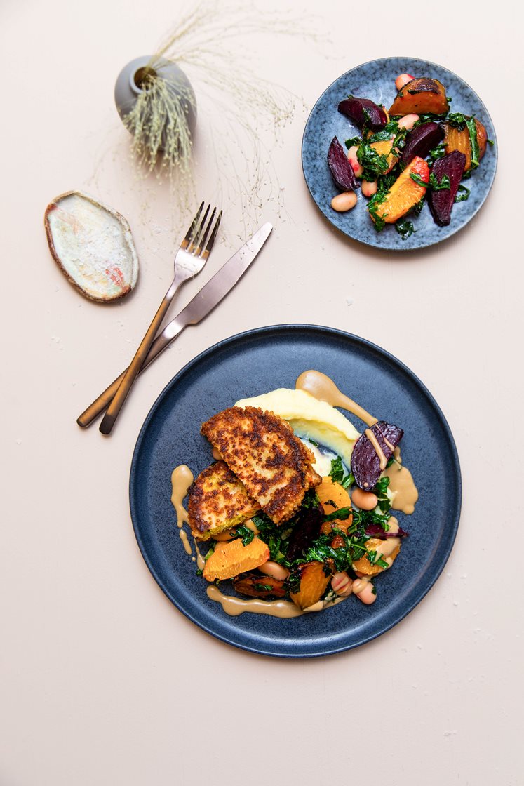 Vegetarschnitzler med selleri- og potetpuré, bakte beter, hvite bønner ...