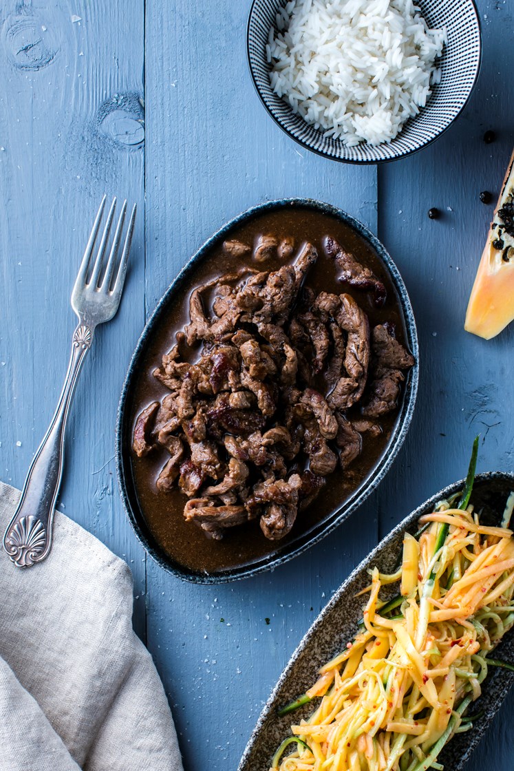 Storfestrimler i peppersaus med basmatiris og papaya- og agurksalat ...