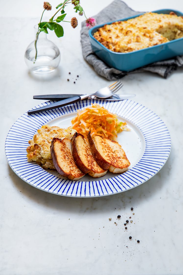 Stekt fiskepudding med mac and cheese og frisk råkostsalat - Oppskrift - Adams Matkasse