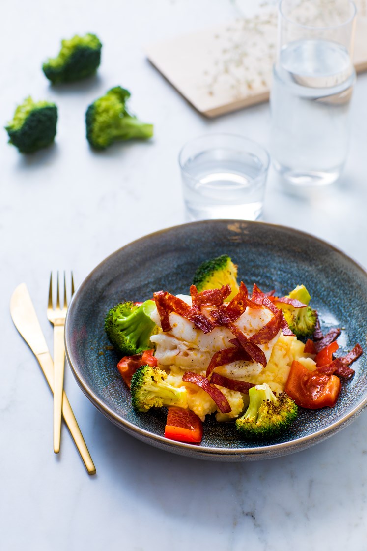 Ovnsbakt torsk med potetmos, brokkoli, paprika og stekt chorizo ...