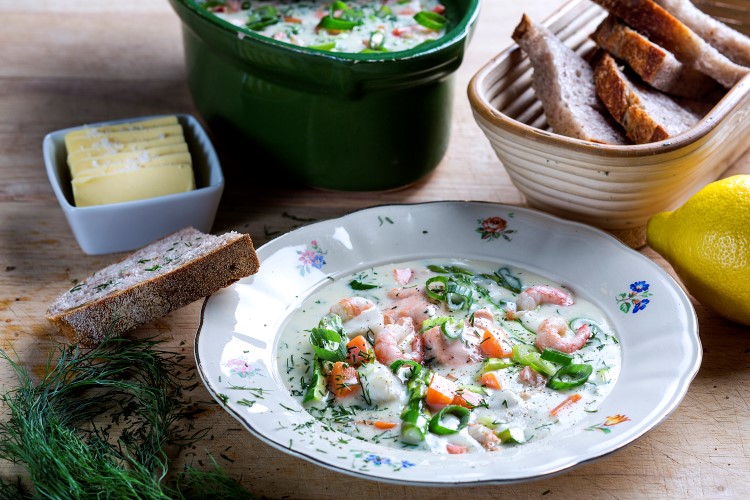 Sommerens fiskesuppe med asparges - Oppskrift - Godtlevert