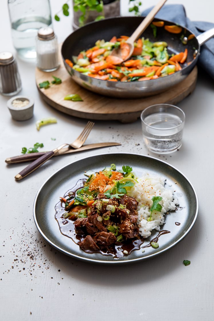 Glaserte svinekjaker med pak choy og jasminris - Oppskrift - Godtlevert