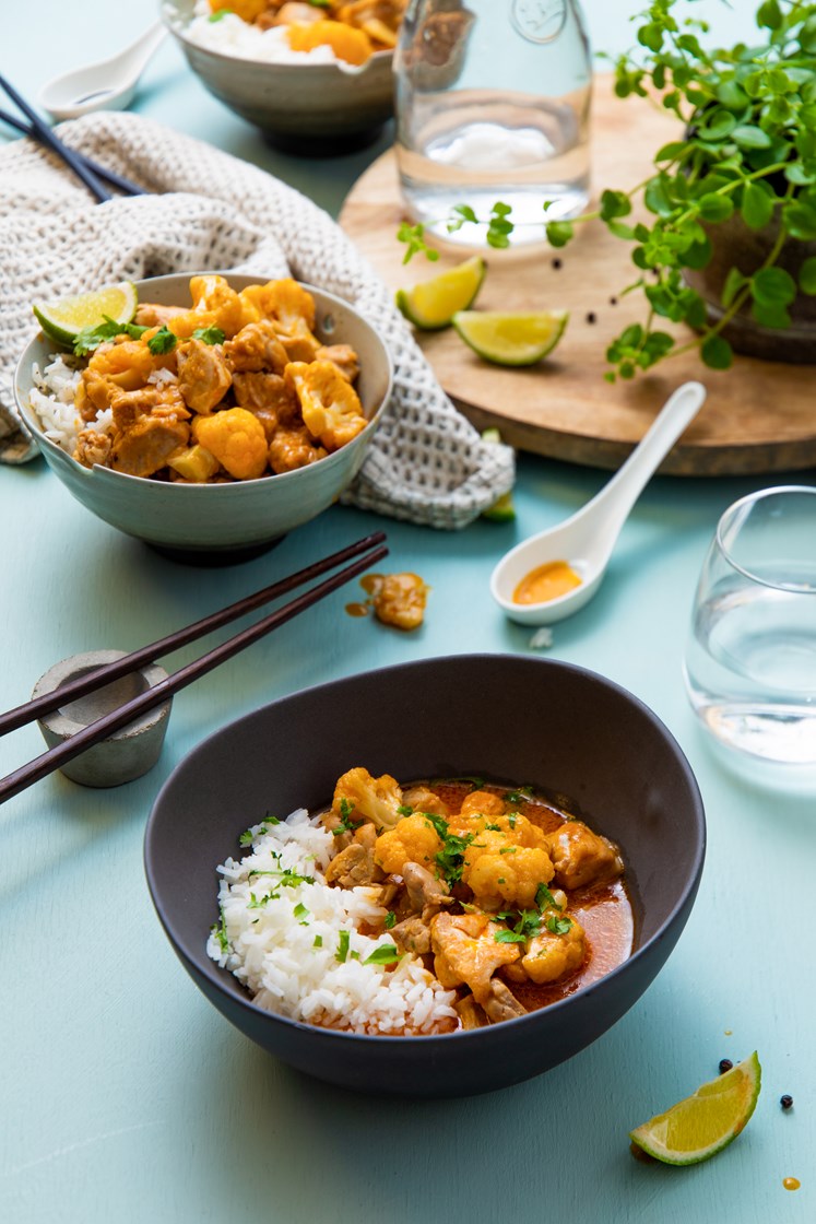 Rød curry med kylling og ris servert med koriander - Oppskrift - Godtlevert