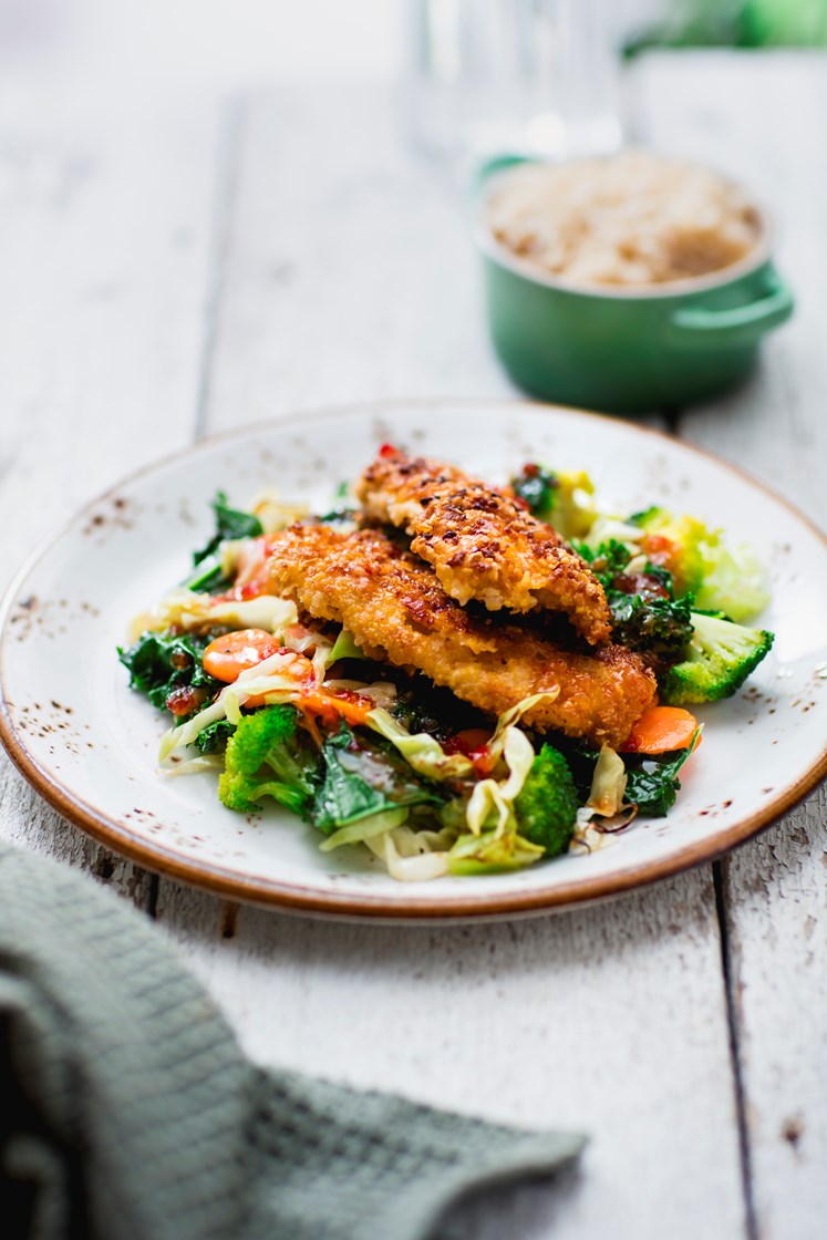 Crispy kylling med wokede grønnsaker, søt chilisaus og fullkornsris ...