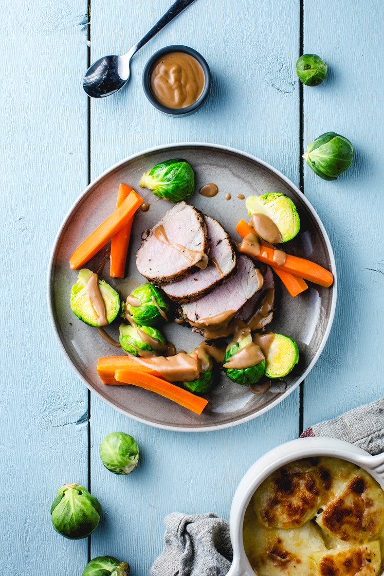 Marinert ytrefilet av svin med fløtepoteter, dampede grønnsaker og ...