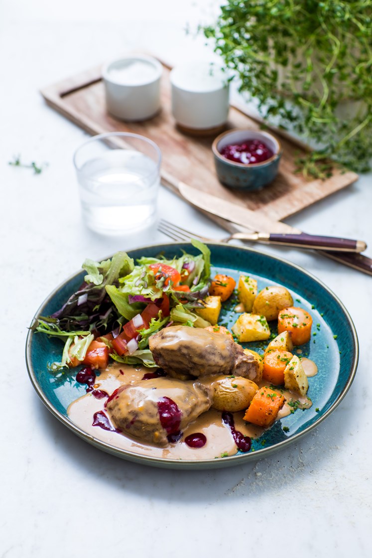 Svinekjaker i fløtesaus med tyttebær, salat og ovnsbakte grønnsaker ...