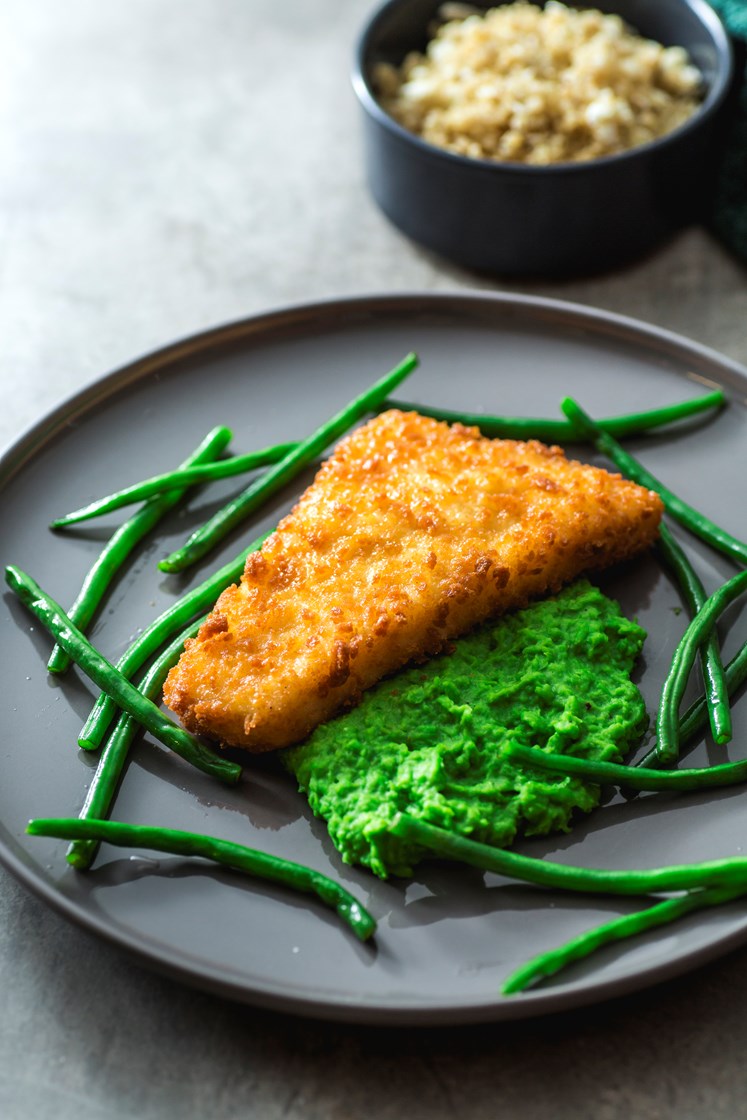 Panert torsk med ertekrem, aspargesbønner og quinoa - Oppskrift - Adams ...