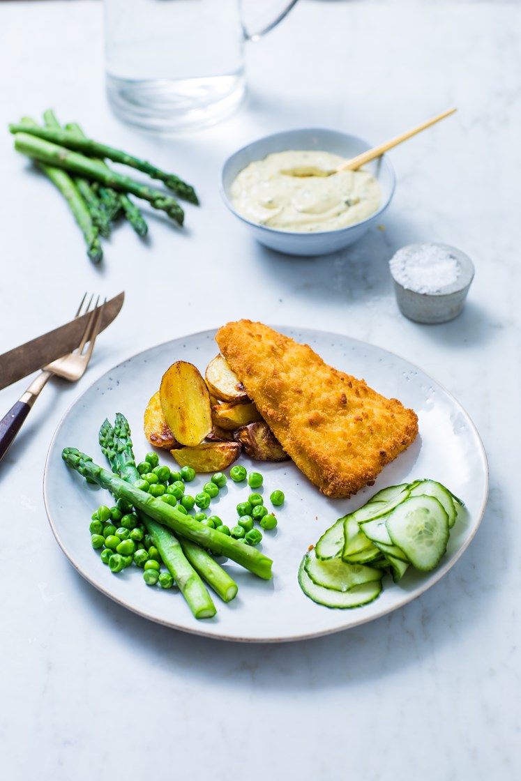 Panert torsk med dampet asparges, agurksalat og remulade - Oppskrift ...