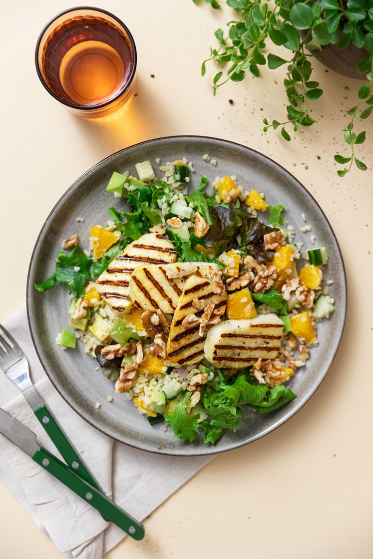 Grillet ost og bulgursalat med appelsin og avocado - Opskrift - RetNemt