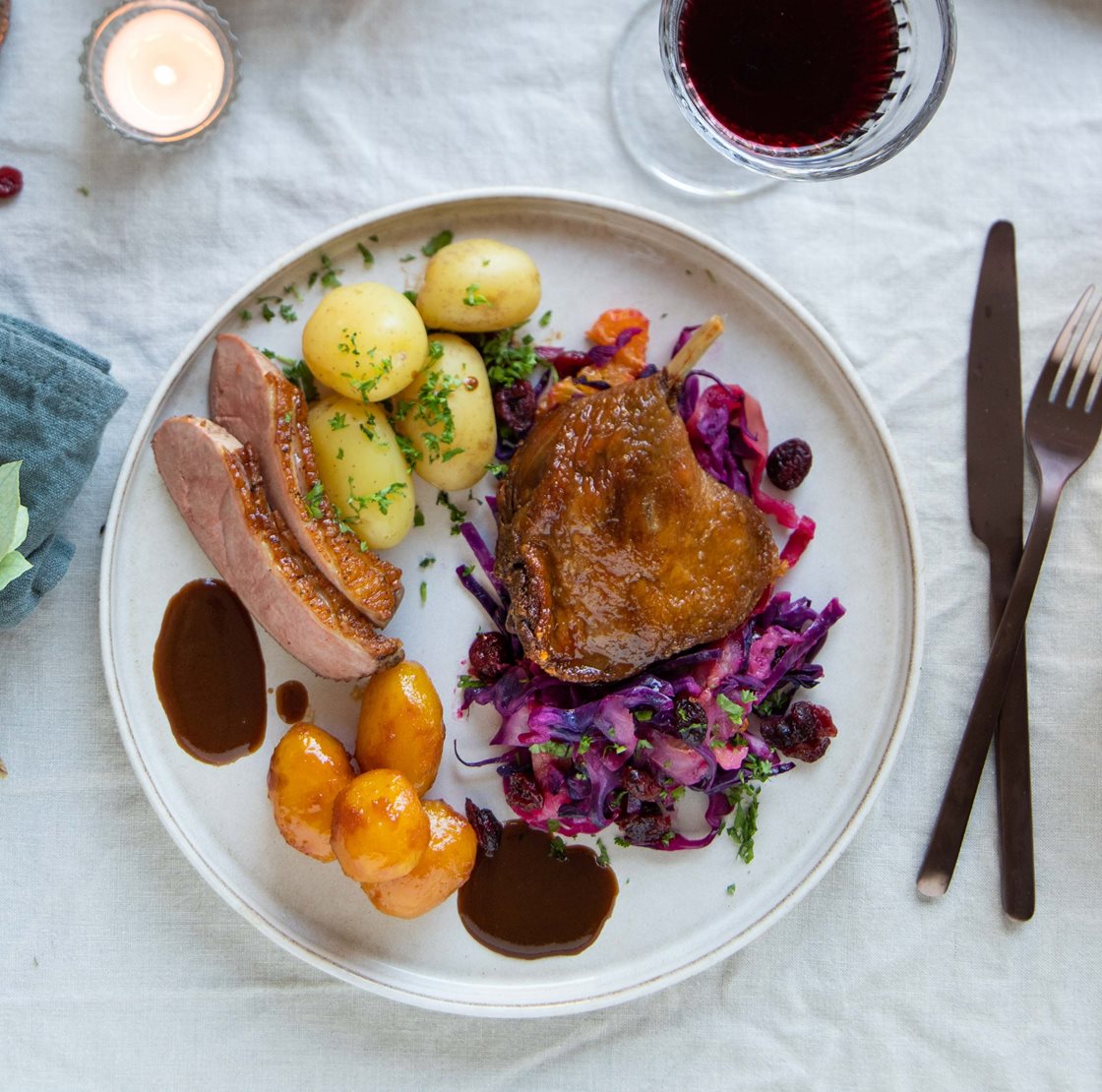Klassisk juleand med rødkål og brunekartofler - Opskrift - RetNemt