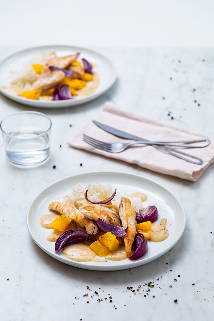 Kyllingfilet med ovnsbakt gresskar og løk, basmatiris og urtesaus ...