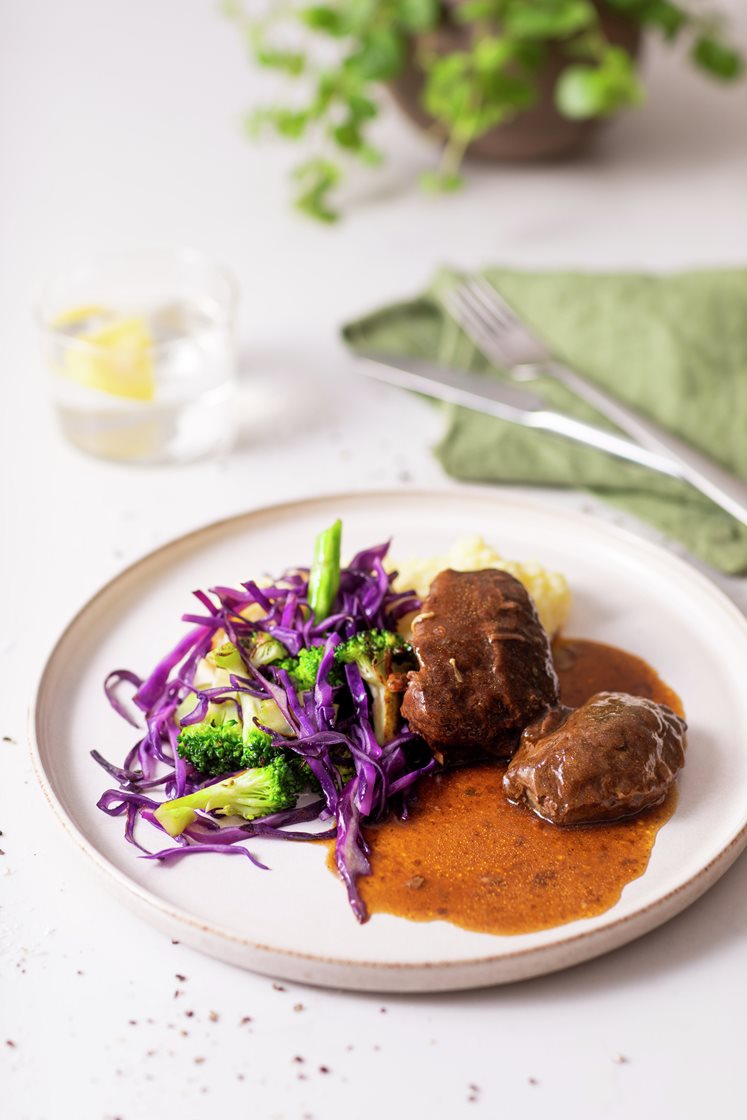 Mørkokte svinekjaker i rødvinssaus med potetmos, smørstekt brokkoli ...