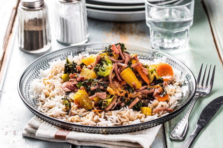 Wok med skinke og appelsin, servert med ris - Oppskrift - Godtlevert