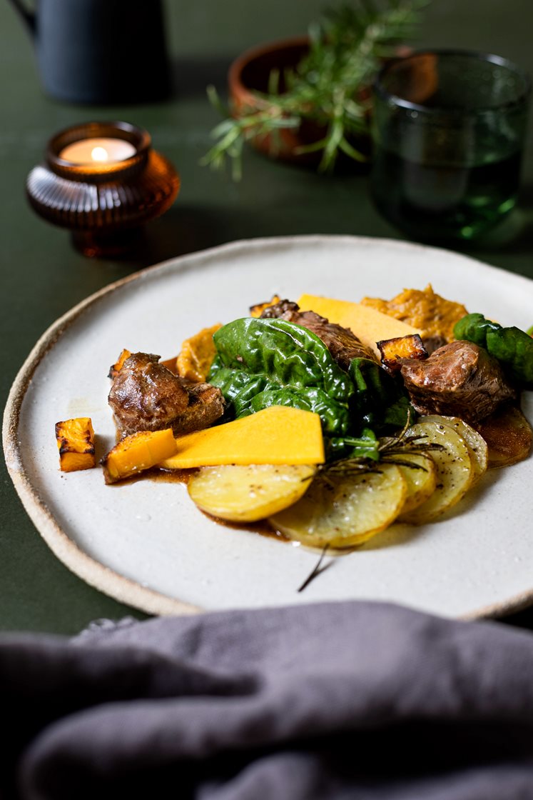 Mørkokte svinekjaker i rødvinssaus med gresskar på tre måter ...