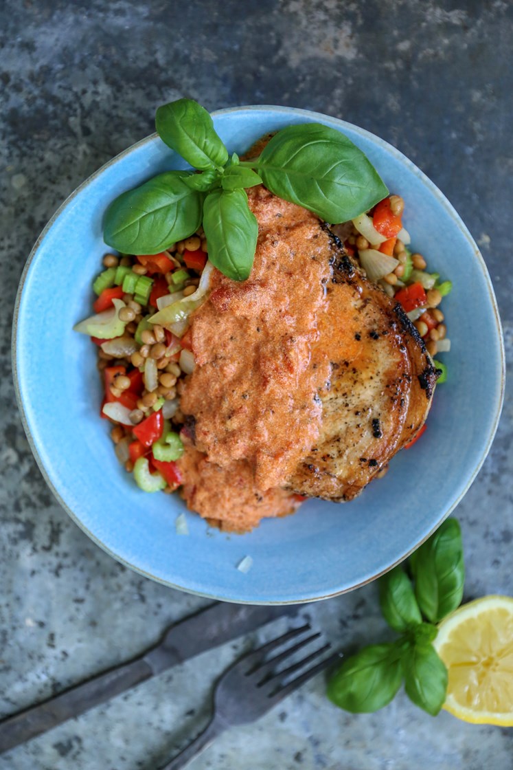 Svinebiff med kremet tomatsaus og middelhavsinspirert linsesalat ...