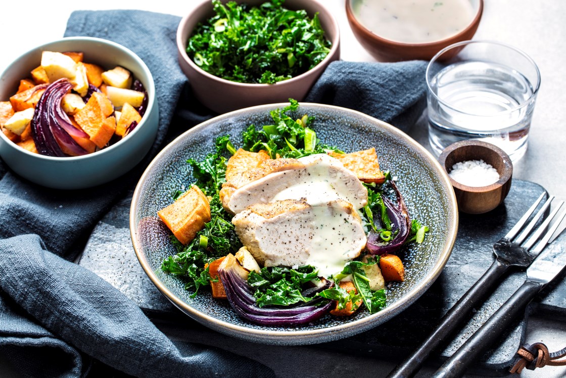 Kyllingbryst med bakte grønnsaker og estragonsaus - Oppskrift - Godtlevert