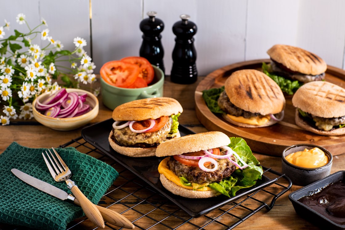 Grillmiddag: Cheesy Beef Burgers - Oppskrift - Godtlevert
