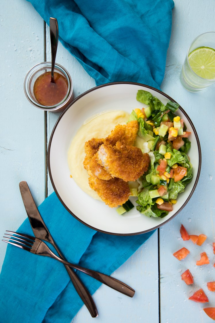 Crispy kylling med potetmos, salat og sweet chili-saus - Oppskrift ...