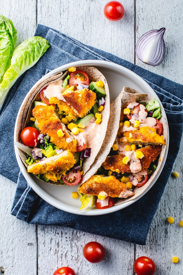 Crispy kylling wraps, tomatsalat og ketchupdressing - Oppskrift - Adams ...