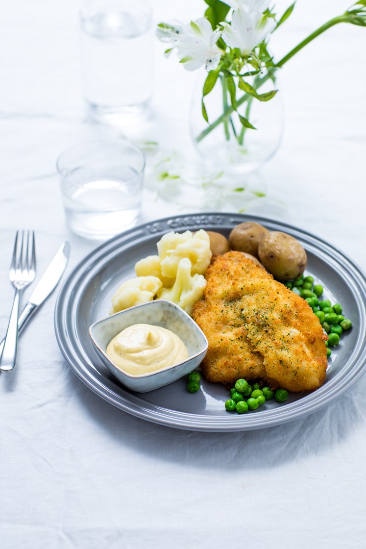 Urtepanert flyndrefilet med blomkål, erter, bakte poteter og remulade ...