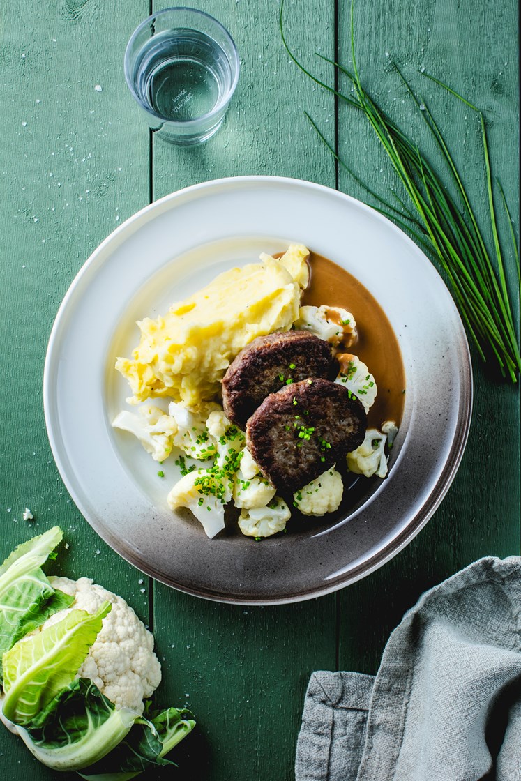 Karbonader i peppersaus med potetmos og dampede blomkålbuketter ...