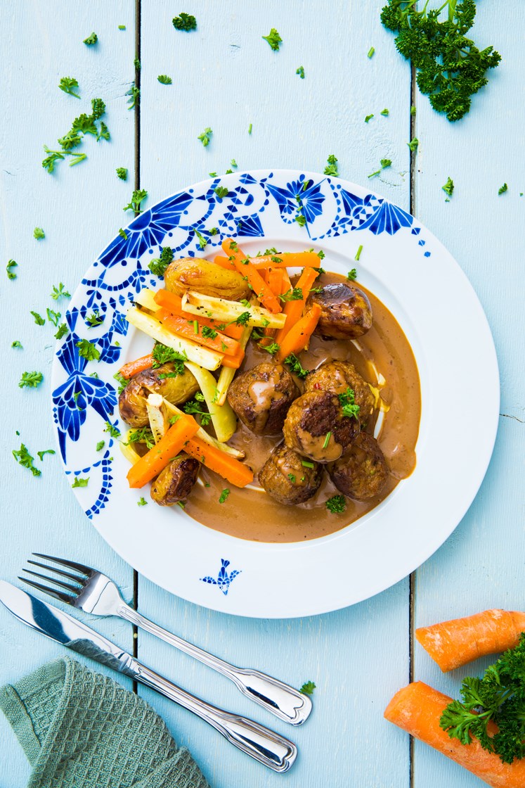 Kyllingfrikadeller med bakte grønnsaker og fløtesaus - Oppskrift ...