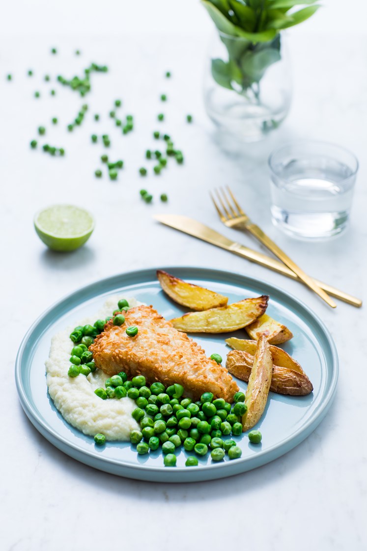 Panert torsk med blomkålpuré, erter og bakte poteter - Oppskrift ...