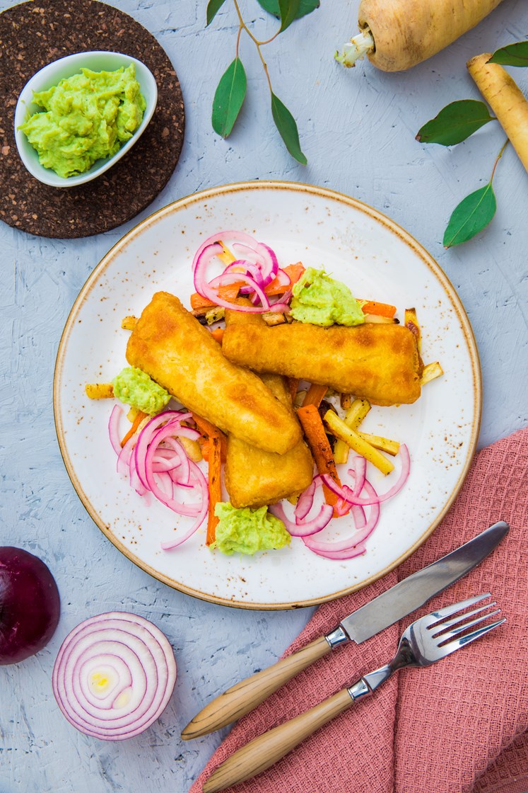 Tempurasei med guacamole, syltet rødløk og gulrot- og pastinakkfries ...