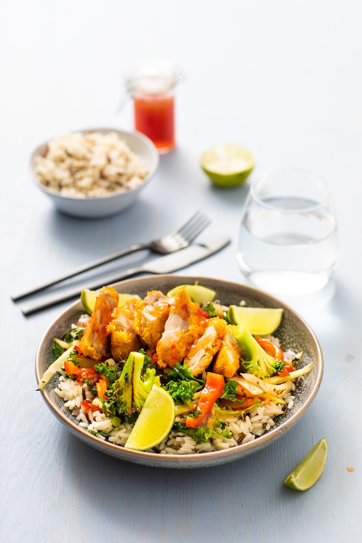 Crispy kylling med wokede grønnsaker, jasminris og sweet chili-saus ...