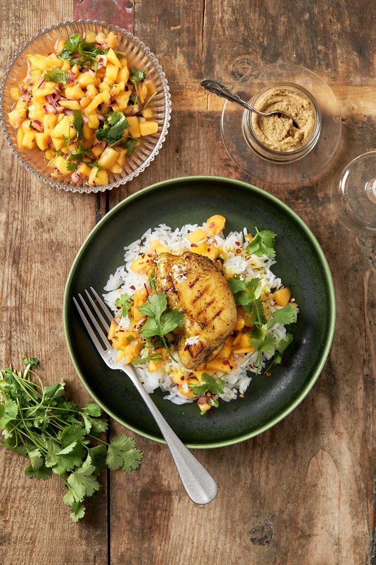 Trini style curried chicken med cashewnötsdressing och mangosalsa ...