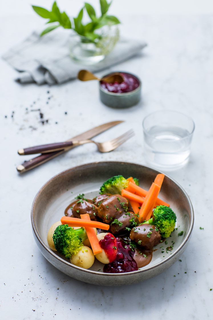 Kjøttboller i brun saus med småpoteter, grønnsaker og frisk persille ...