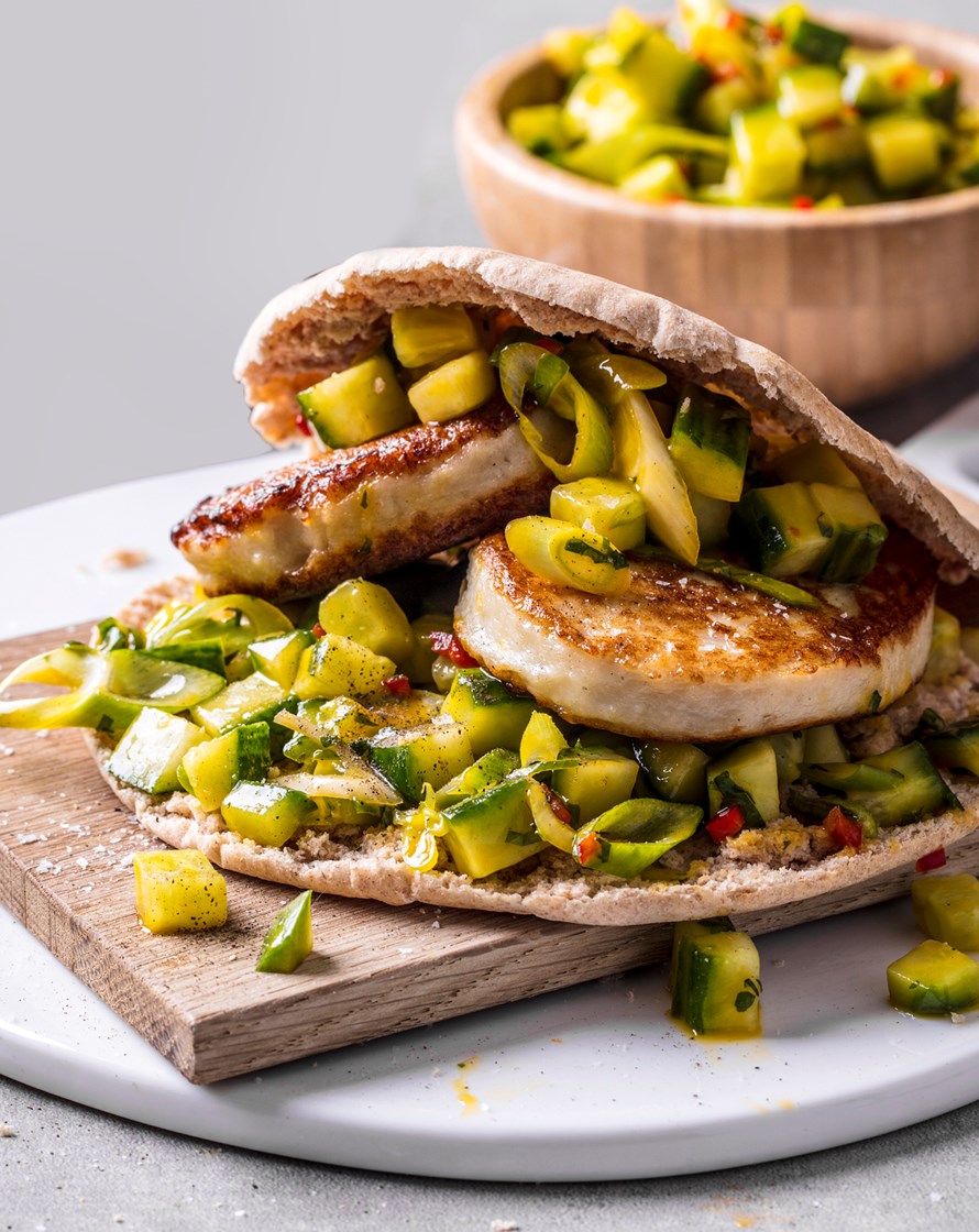 Fiskeburger i fullkornspita med agurk- og mangosalsa - Oppskrift ...