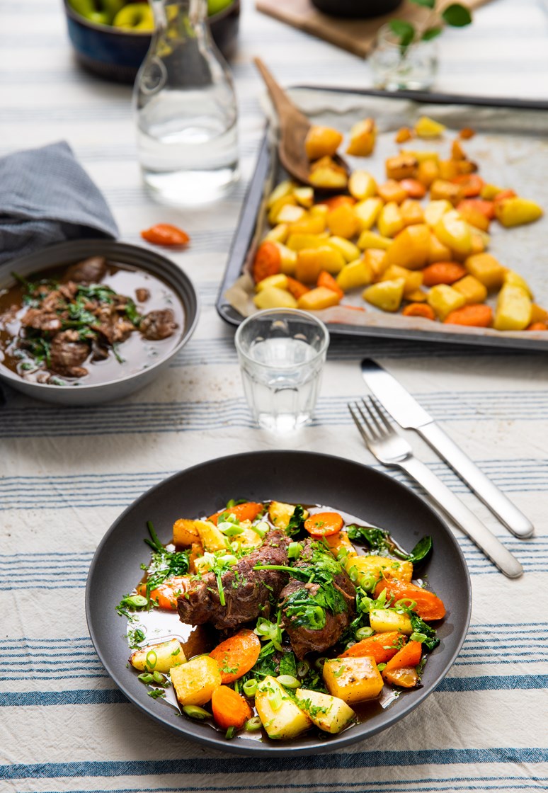 Mørkokte svinekjaker i rødvinssaus med spinat og ovnsbakte ...