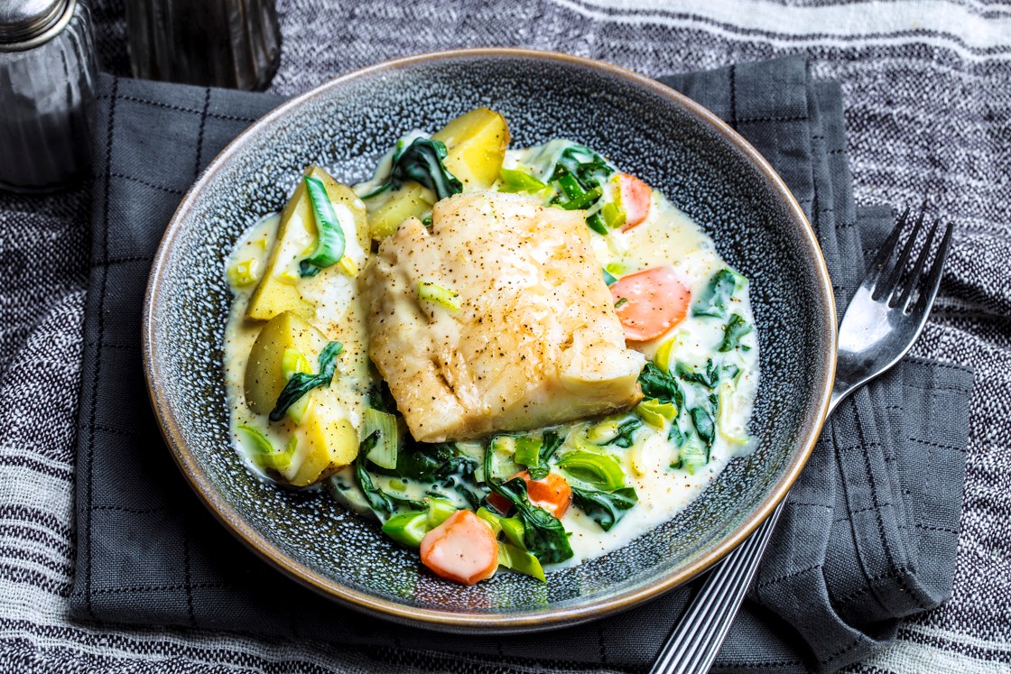 Skrei med grønnsaksstuing og kokte poteter - Oppskrift - Godtlevert