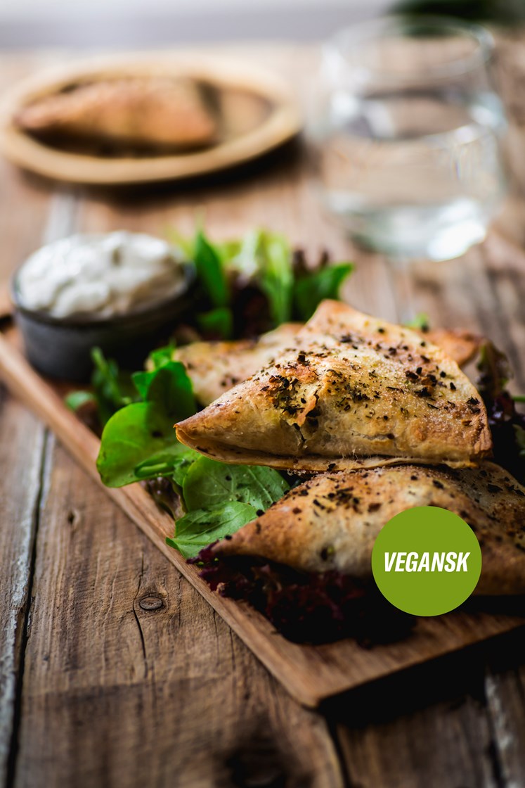 Samosa med curry- og grønnsaksfyll, servert med vegansk rømme og salat ...