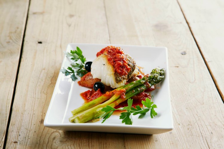 Spansk torskerett med tomat og potet - Oppskrift - Godtlevert