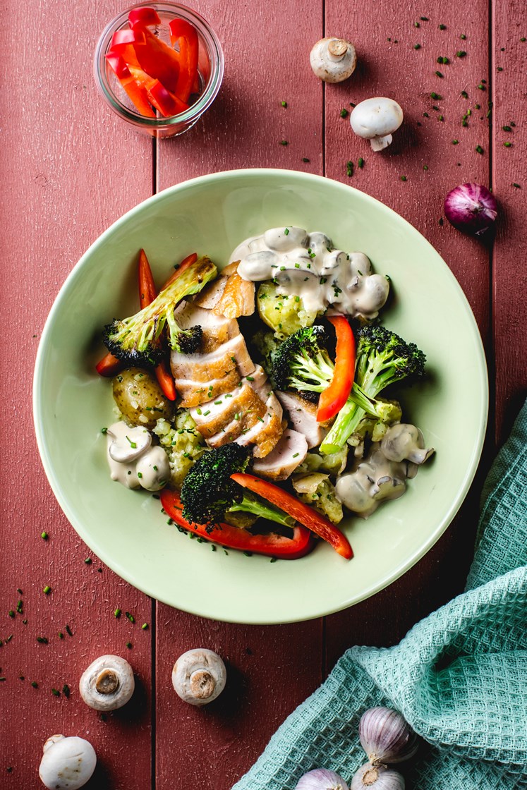 Kyllingbryst med kremet sopp, bakt brokkoli og knuste poteter ...