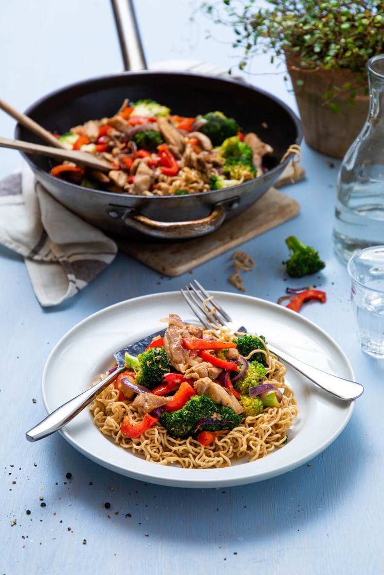 Kyllingwok med kokosmelk, brokkoli og fullkornsnudler - Oppskrift ...