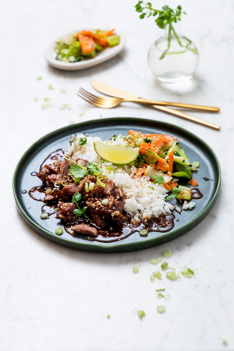 Daddel- og limeglaserte svinekjaker med pak choy, jasminris og fersk ...