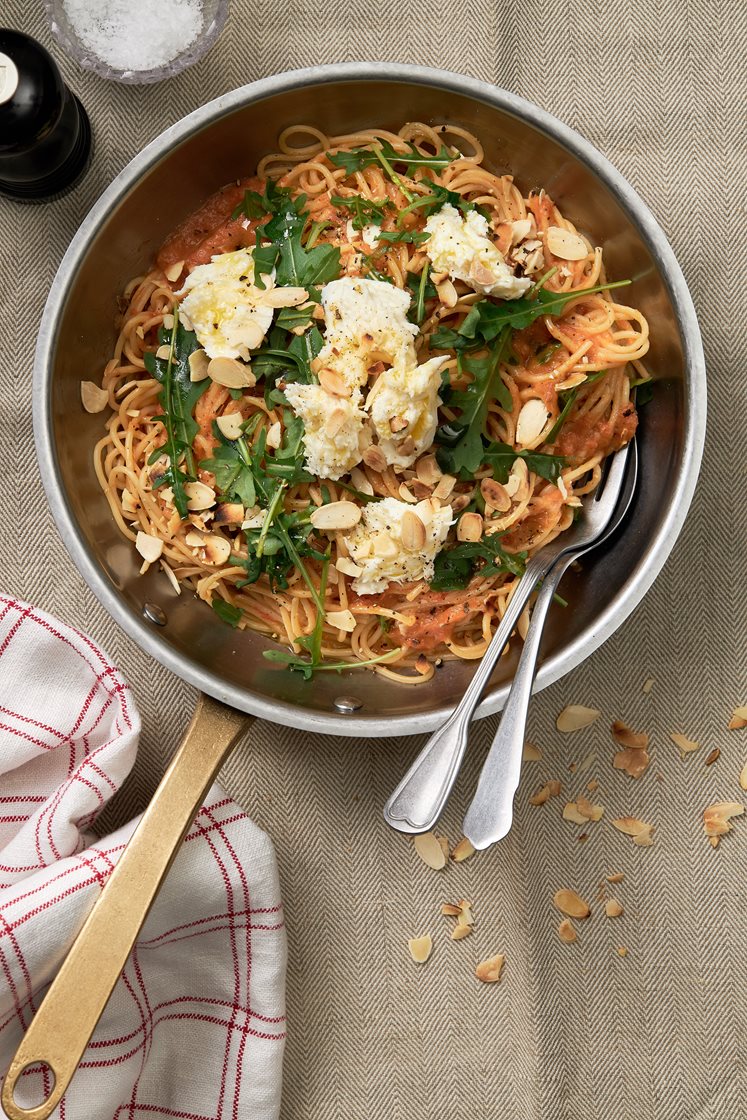 Spaghetti med rostad paprikasås, mandel och mozzarella - Recept - Linas ...