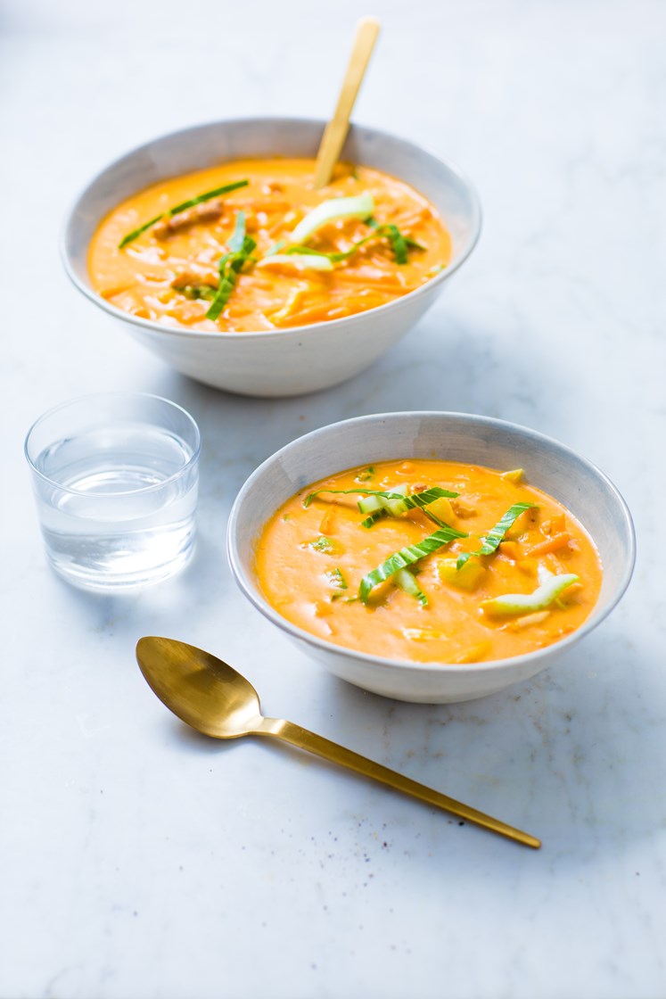 Thaisuppe med svinestrimler, pak choy og søtpotet- og gulrotstaver ...