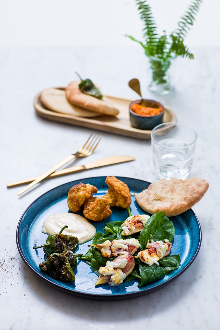 Tapas av crunchy blomkål, pimientos de Padrón, fiken- og chèvresalat og ...