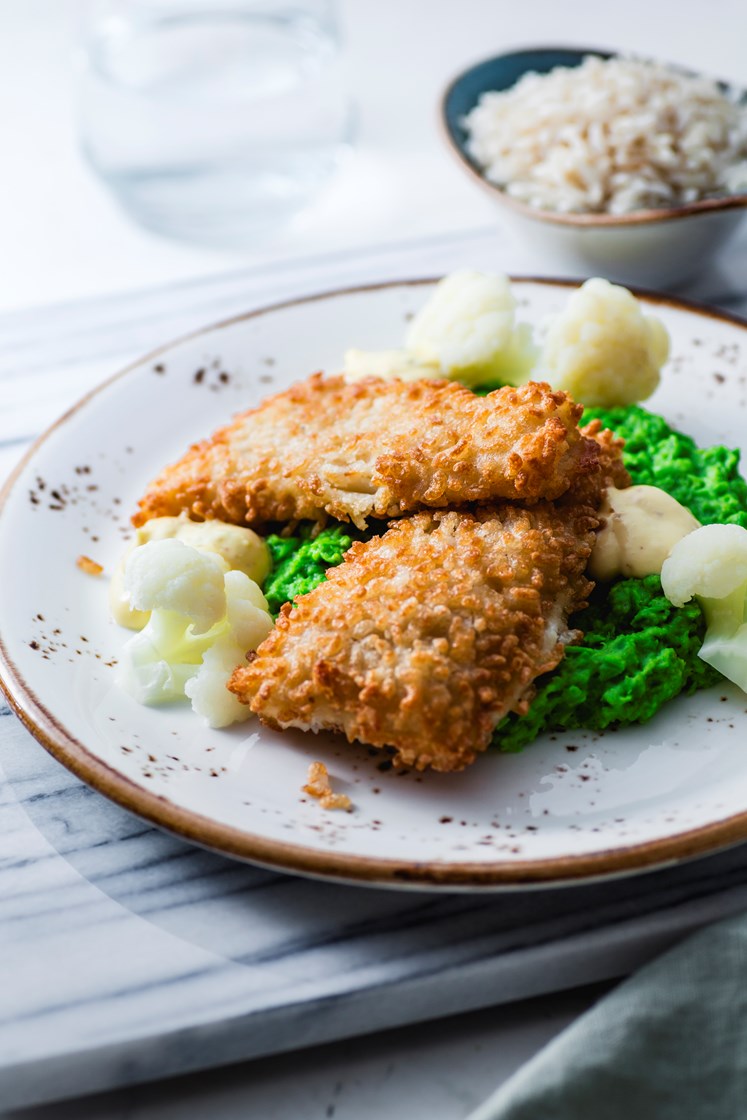 Panert torsk med ertekrem, quinoa og remulade - Oppskrift - Adams Matkasse