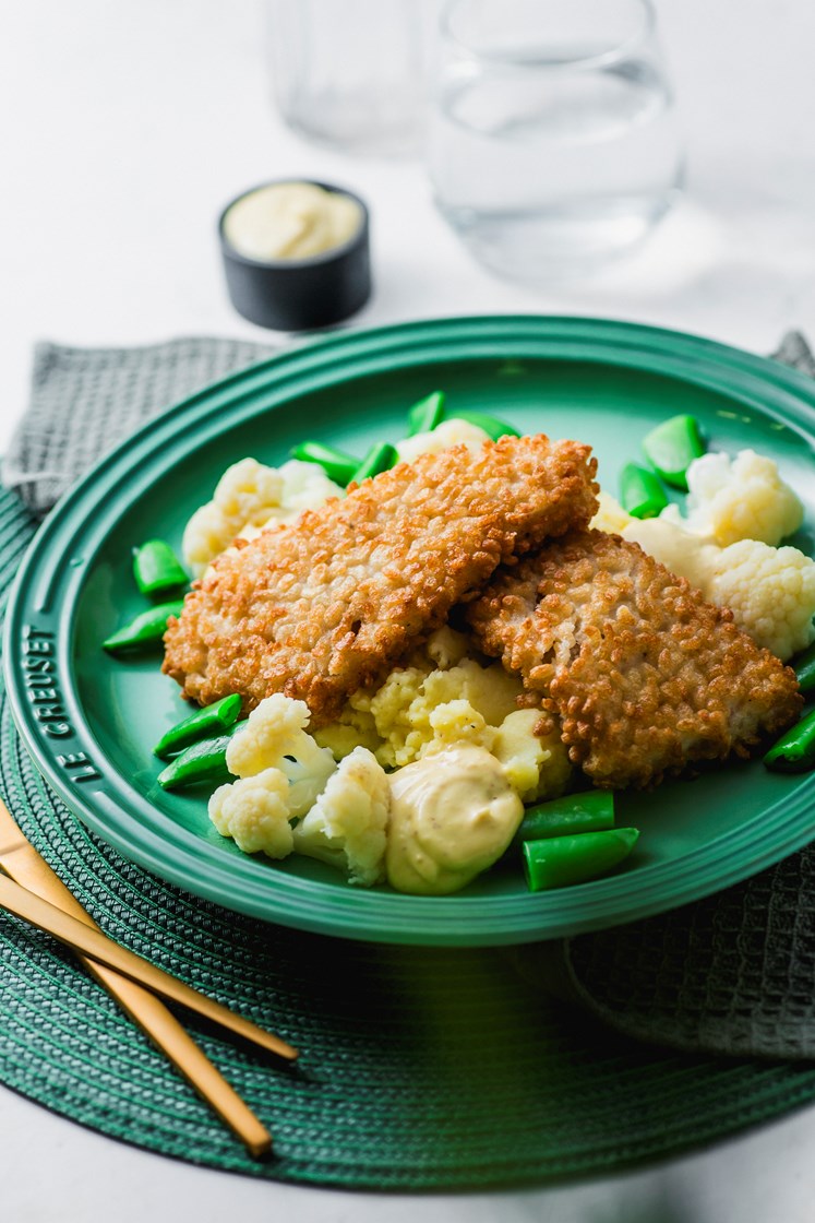 Panert torsk med kokte grønnsaker, potetmos og remulade - Oppskrift ...