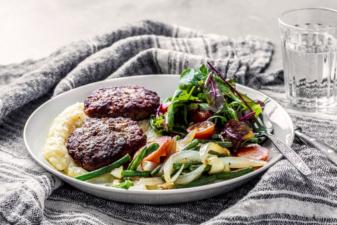 Karbonader med løk, potetmos, salat og sennep - Oppskrift - Godtlevert
