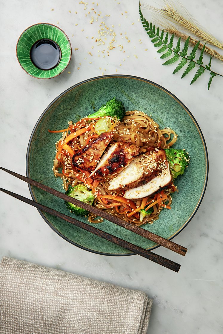 Soja- och ingefärsstekt kyckling med sesasmwokade risnudlar - Recept ...