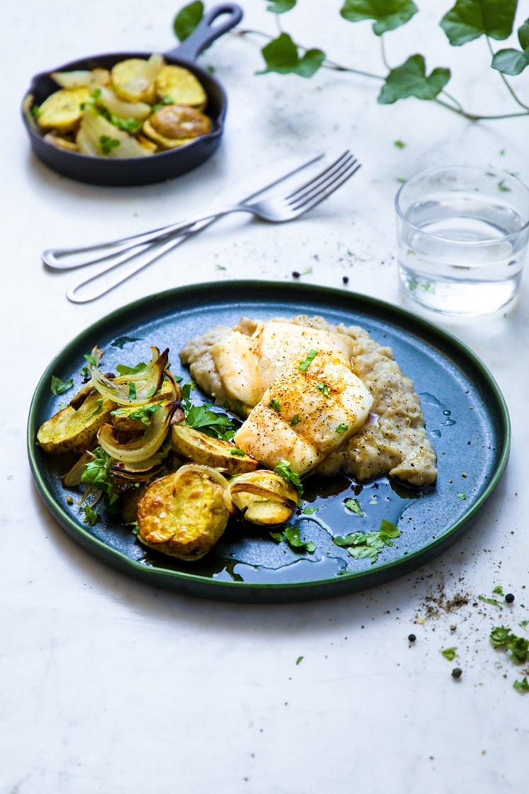 Panert torsk med potetskiver, soyasmør og jordskokkpuré - Oppskrift ...