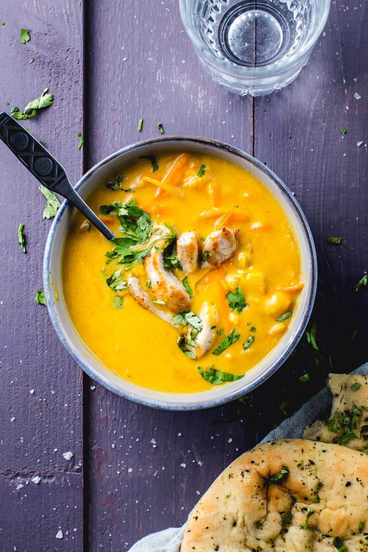 Indisk kyllingsuppe med juliennegrønnsaker, nanbrød og persille ...