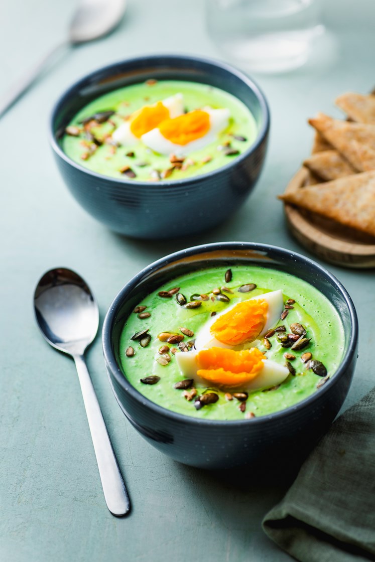 Ertesuppe med langbrød, egg og ristede kjerner - Oppskrift - Adams Matkasse